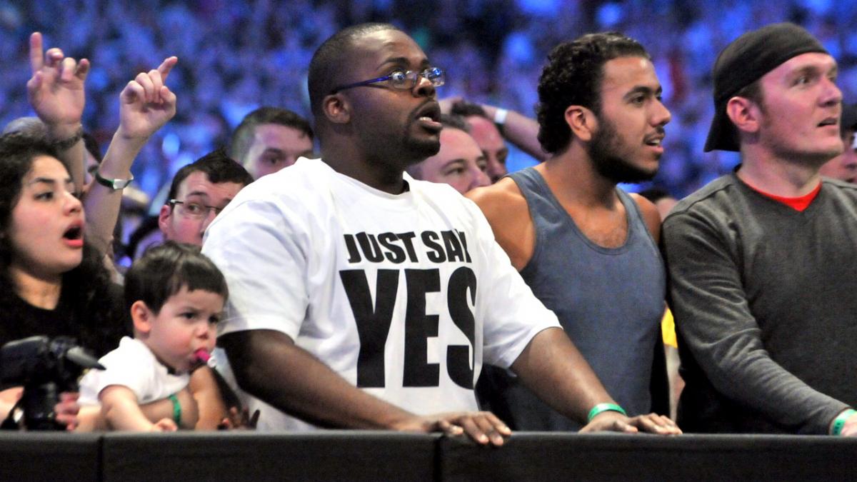 Shocked Undertaker Guy meets The Undertaker at WrestleMania 32 (Photo)