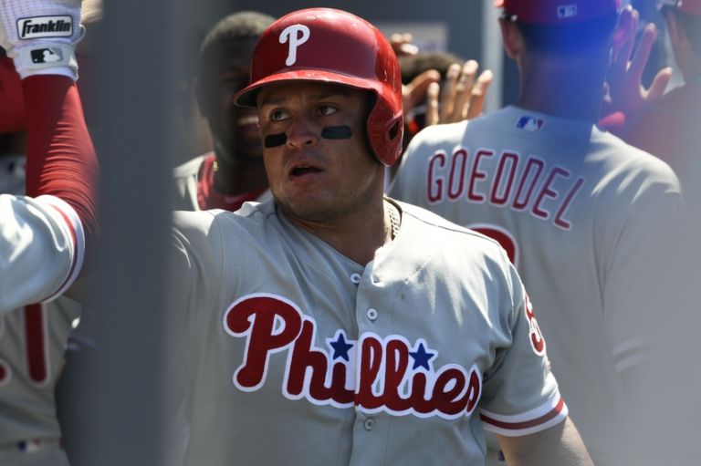 Dodgers acquire catcher Carlos Ruiz from Phillies for 3 players