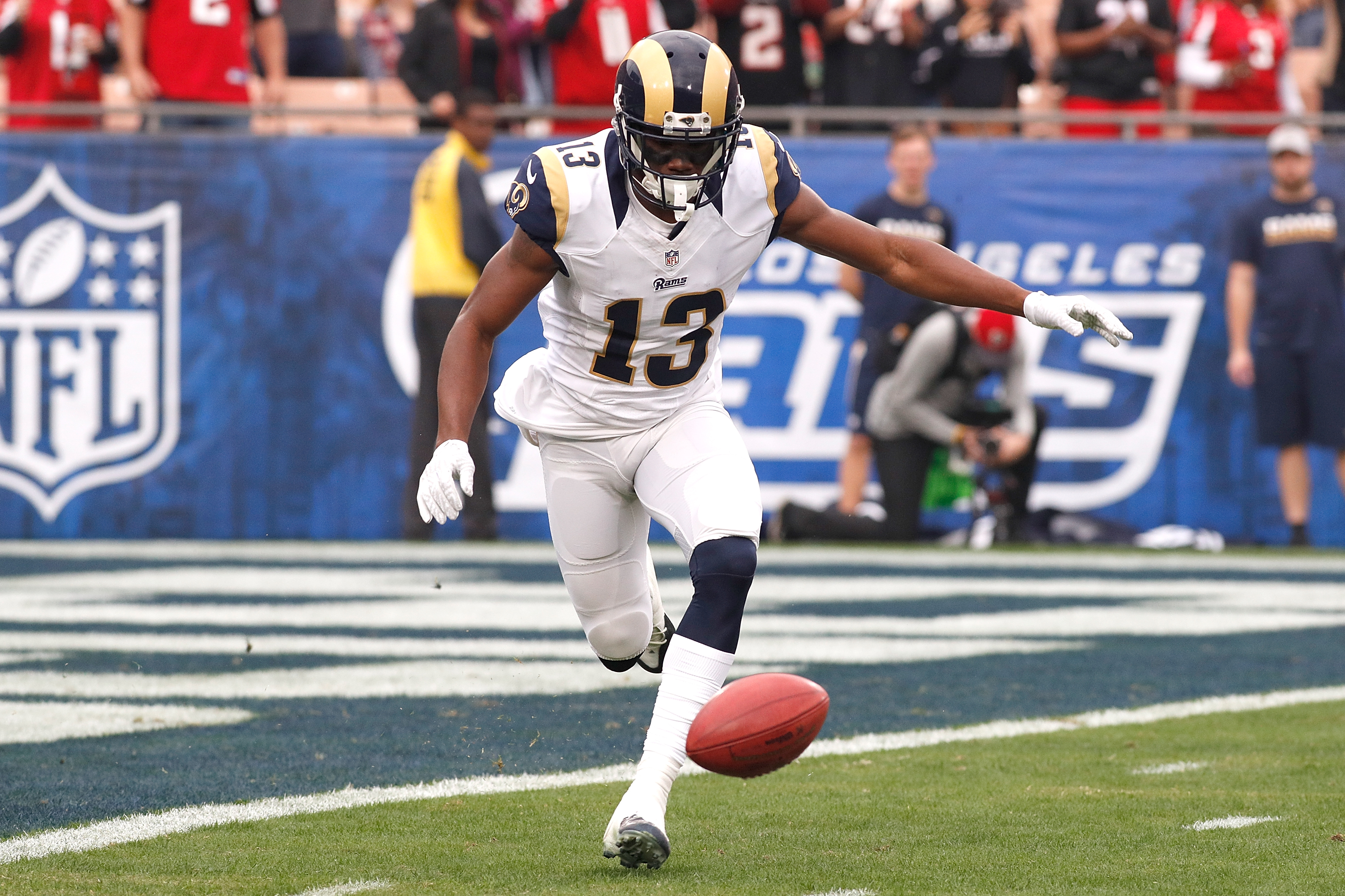 Los Angeles Rams: Mike Thomas not worth keeping around