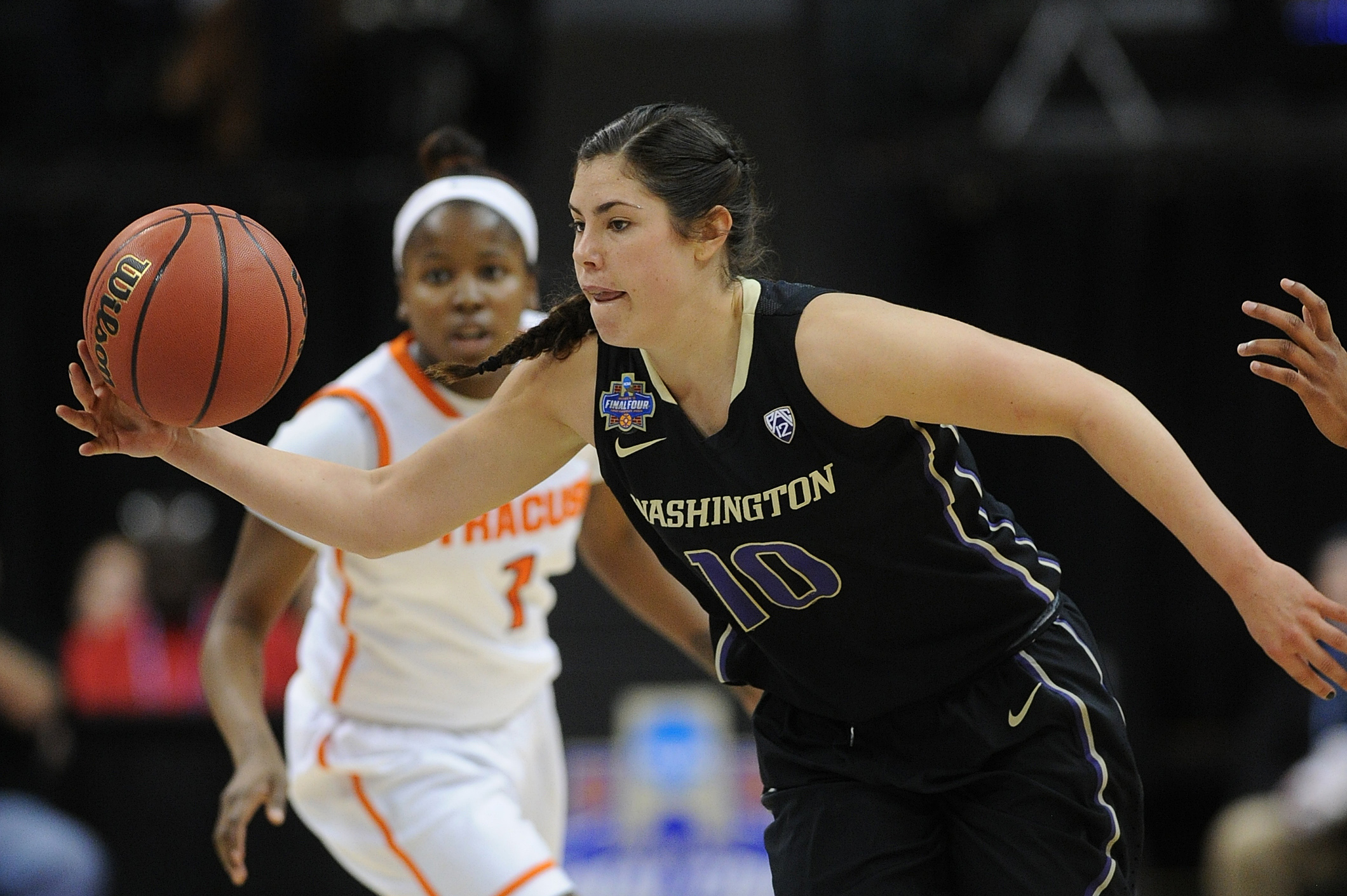 Kelsey Plum breaks NCAA single-season scoring record in Washington win ...