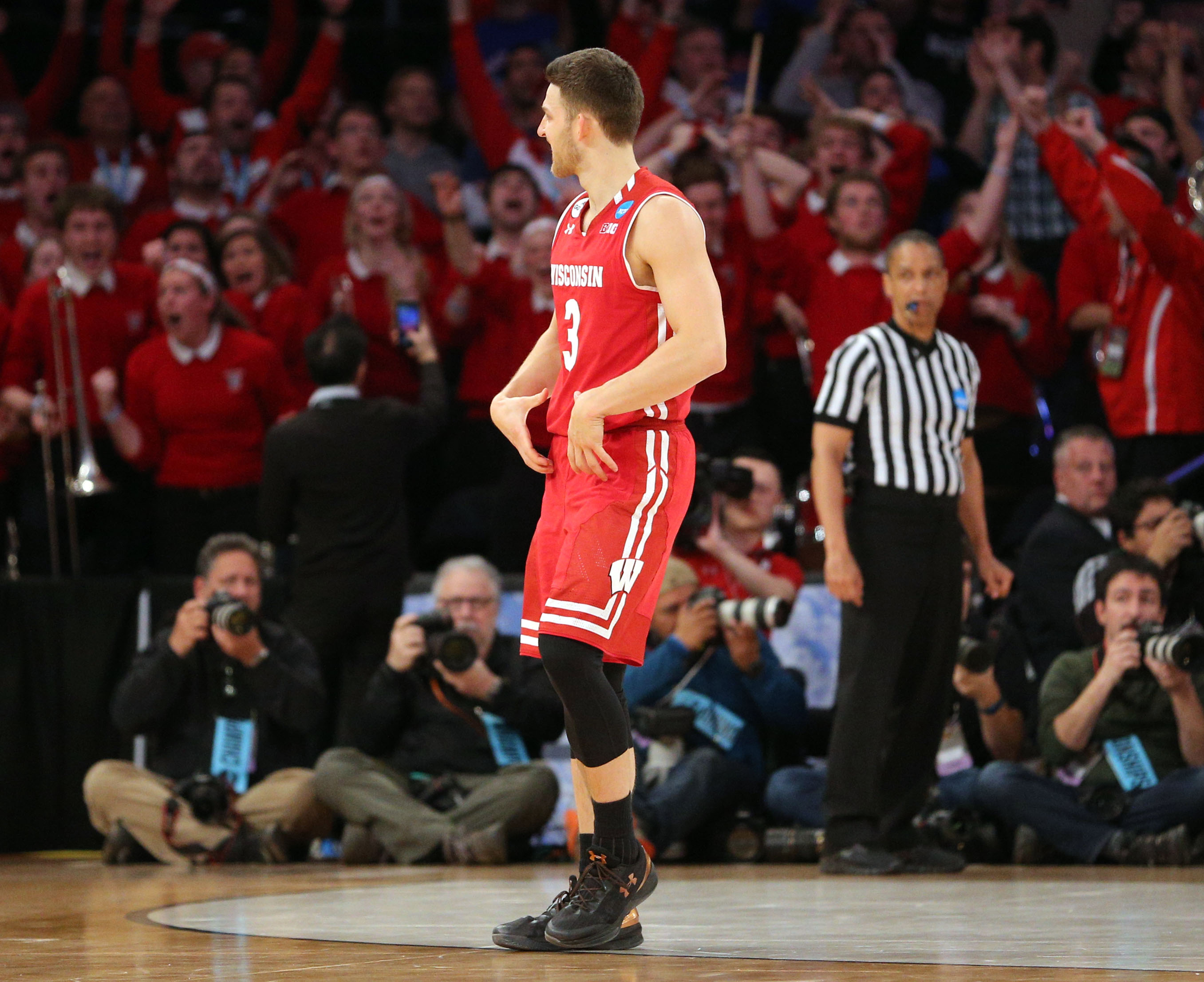 Zak Showalter ties game with crazy 3, gives Aaron Rodgers belt ...